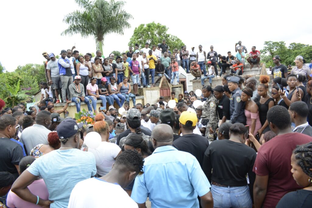 Comunidad de Guanama y Policía da último adiós a asesinado cabo de la ...