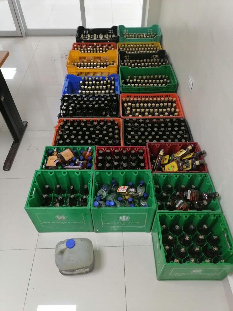 Policía Nacional ocupa 667 botellas y un recipiente con alcohol ...