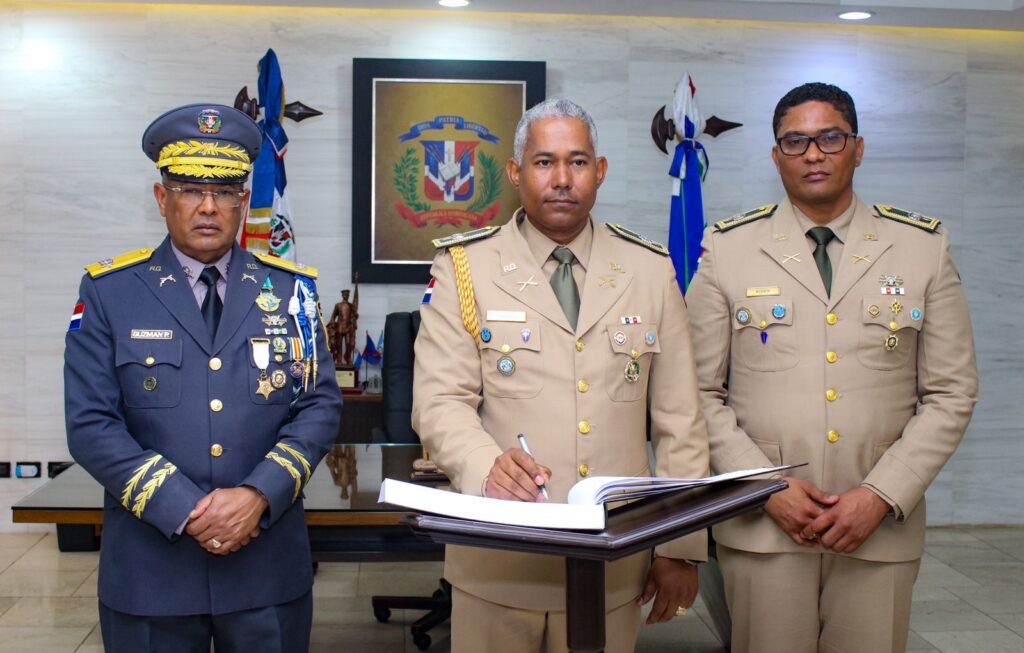 Director general PN recibe promoción de cadetes de las cuatro ...
