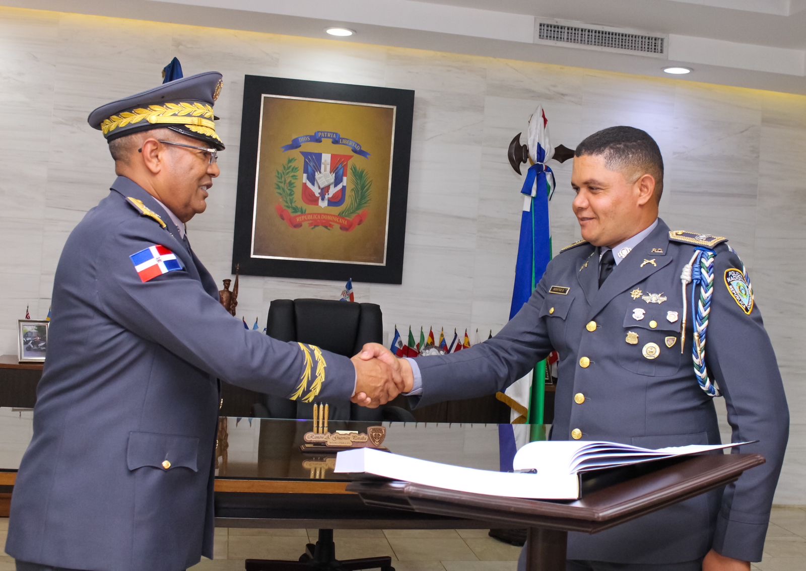 Director general PN recibe promoción de cadetes de las cuatro ...