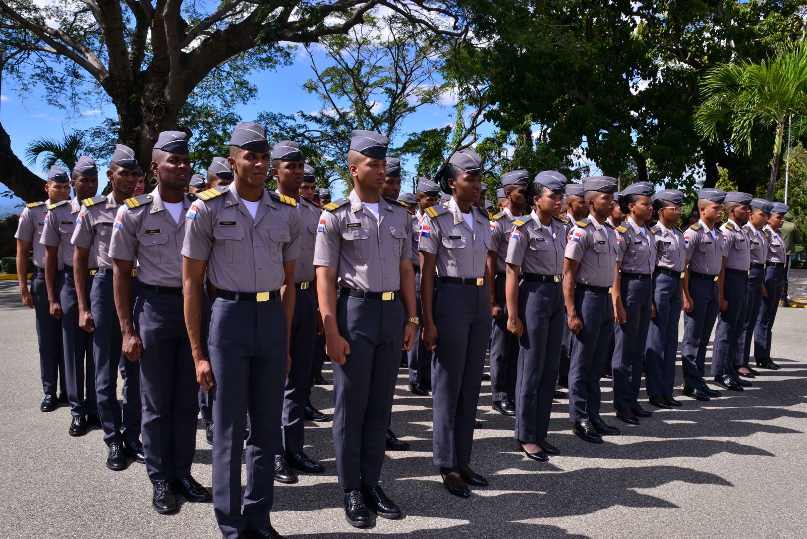 Policía Nacional entrega 198 laptops y manuales de doctrina policial a ...