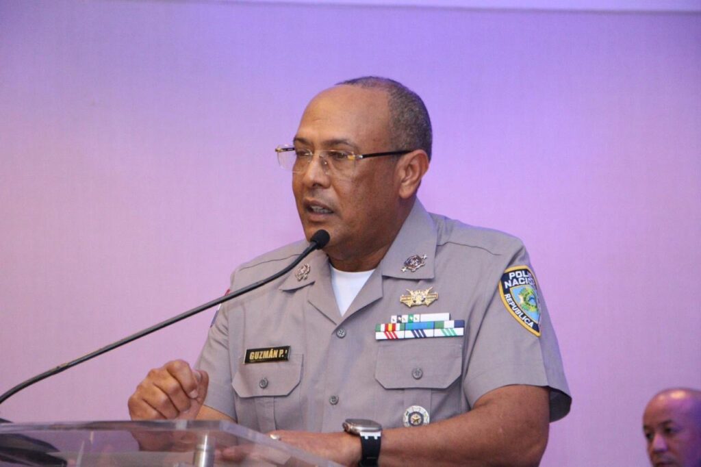 Director General de la P.N, mayor general Guzmán Peralta, felicita a ...