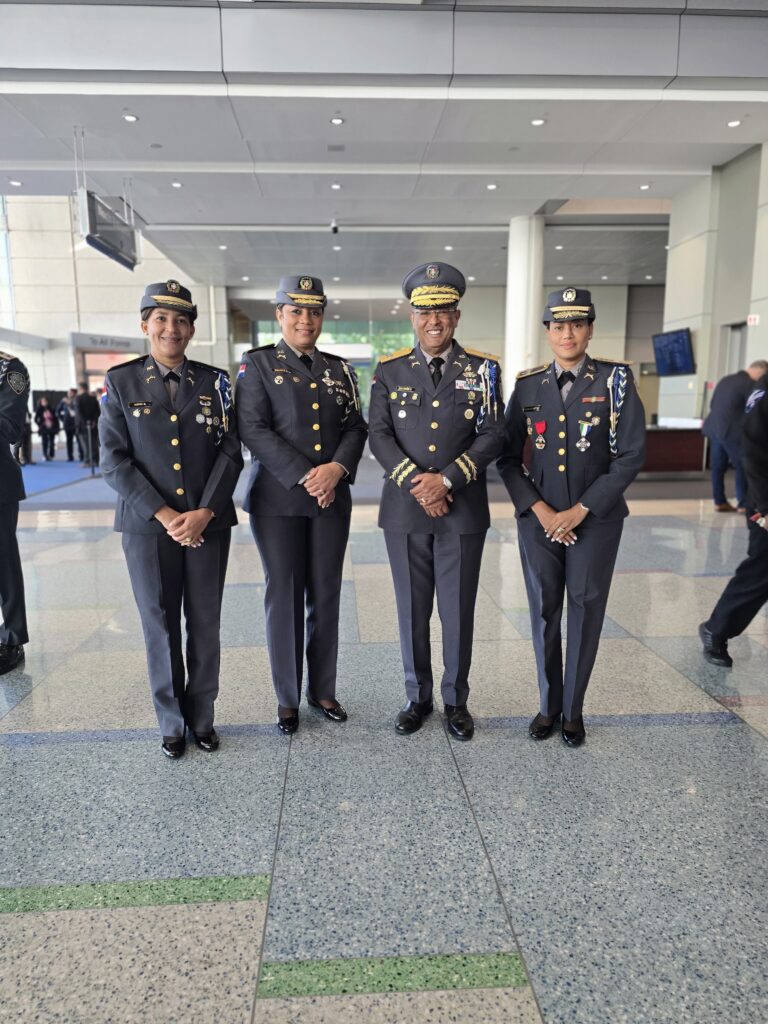 El mayor general Ramón Antonio Guzmán Peralta y el vicealmirante José ...